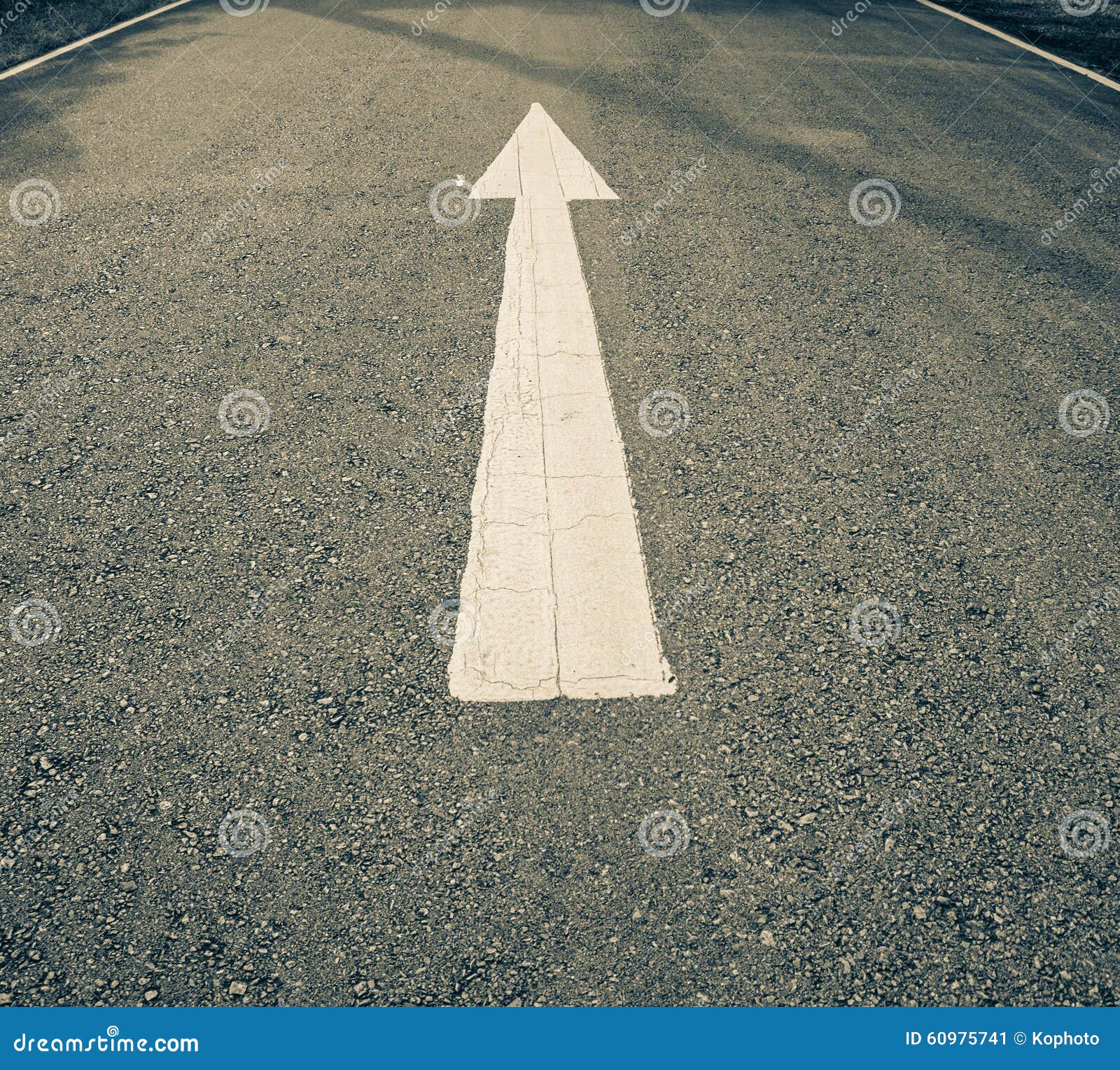Witte pijlen op de weg stock afbeelding. Image of vrijheid - 60975741