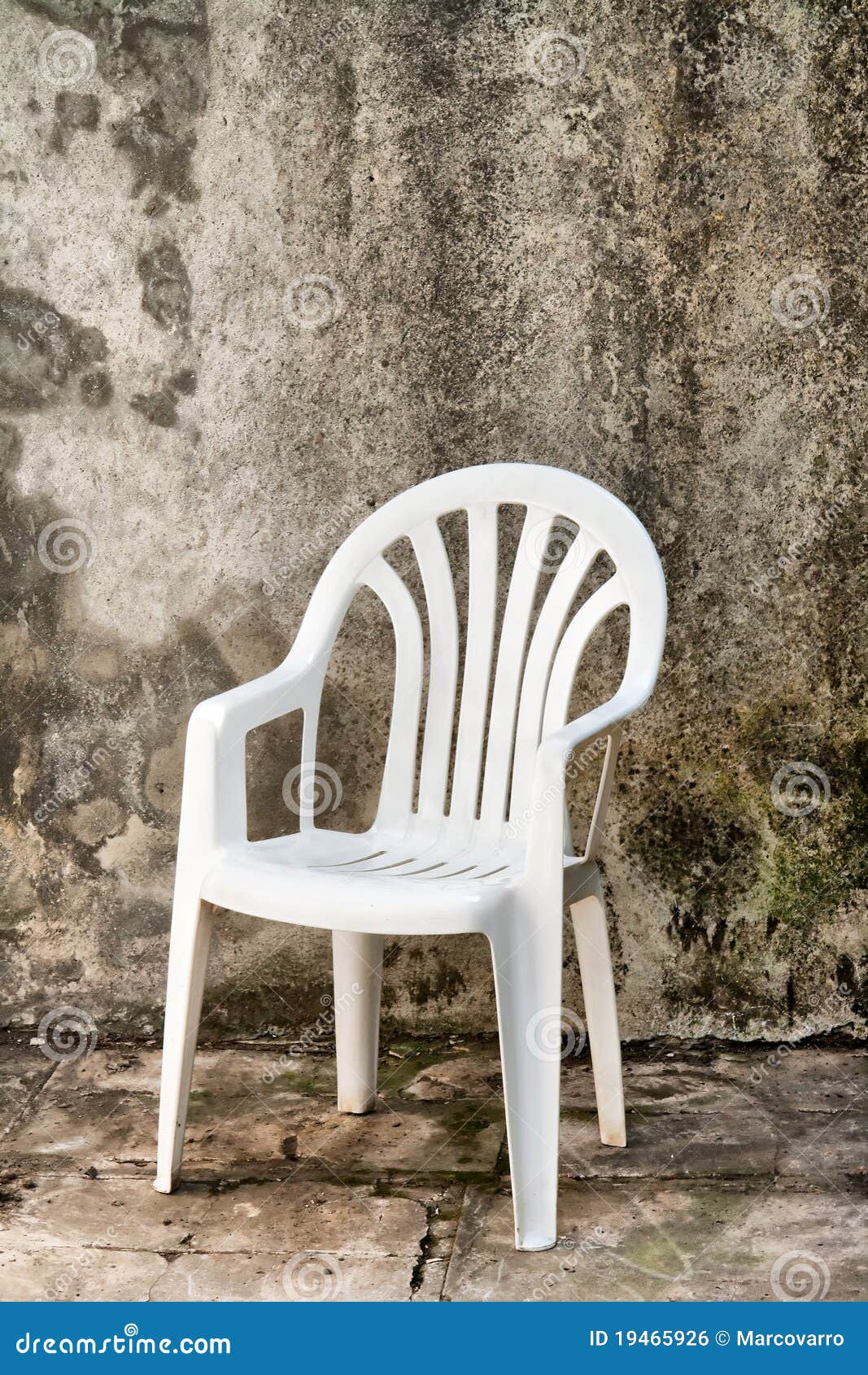 Witte plastic stoel stock foto. Image of openlucht, zomer - 19465926