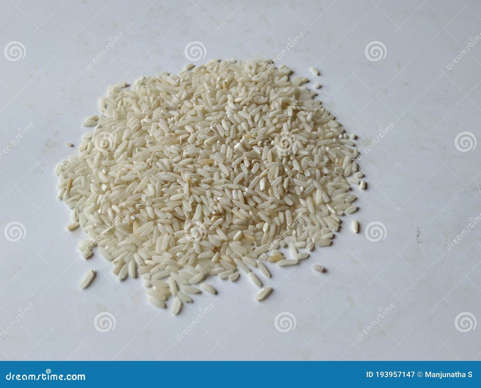 Witte Rijst En Witte Rijst Tegen Witte Achtergrond Stock Afbeelding ...