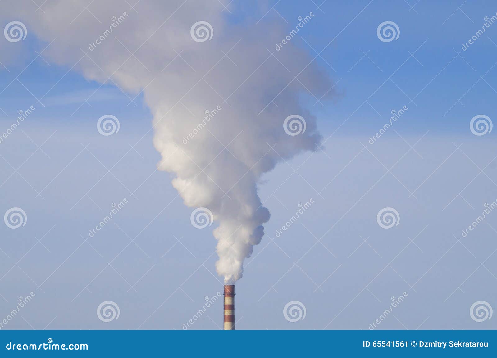 Witte Rook Van De Grote Pijp Van De Stadsboiler Stock Afbeelding ...