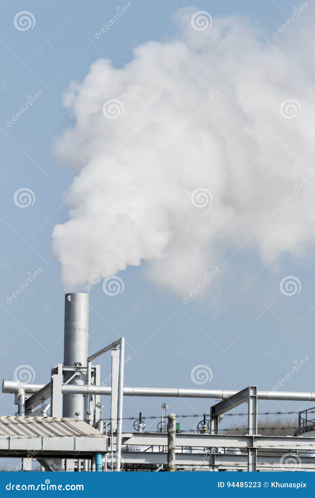 Witte Rook Van Fabrieksbuis Stock Afbeelding - Image of installatie ...