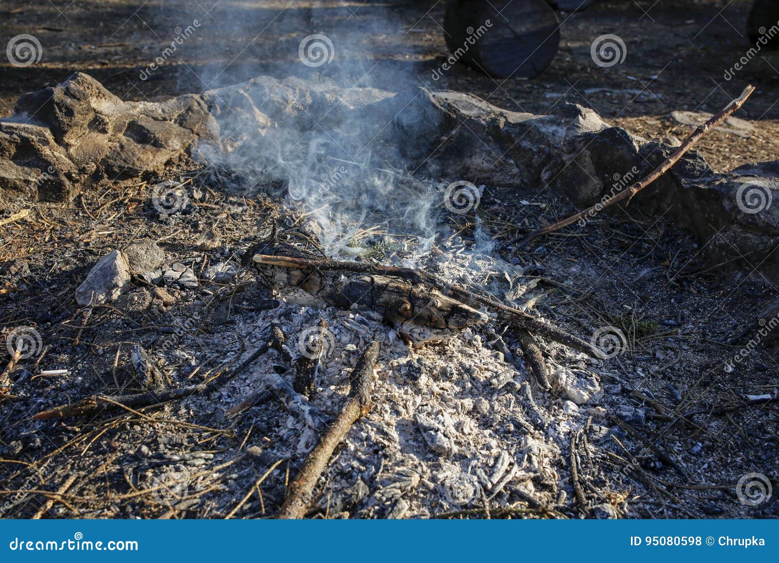 Witte rook van vuur stock foto. Image of avond, haard - 95080598
