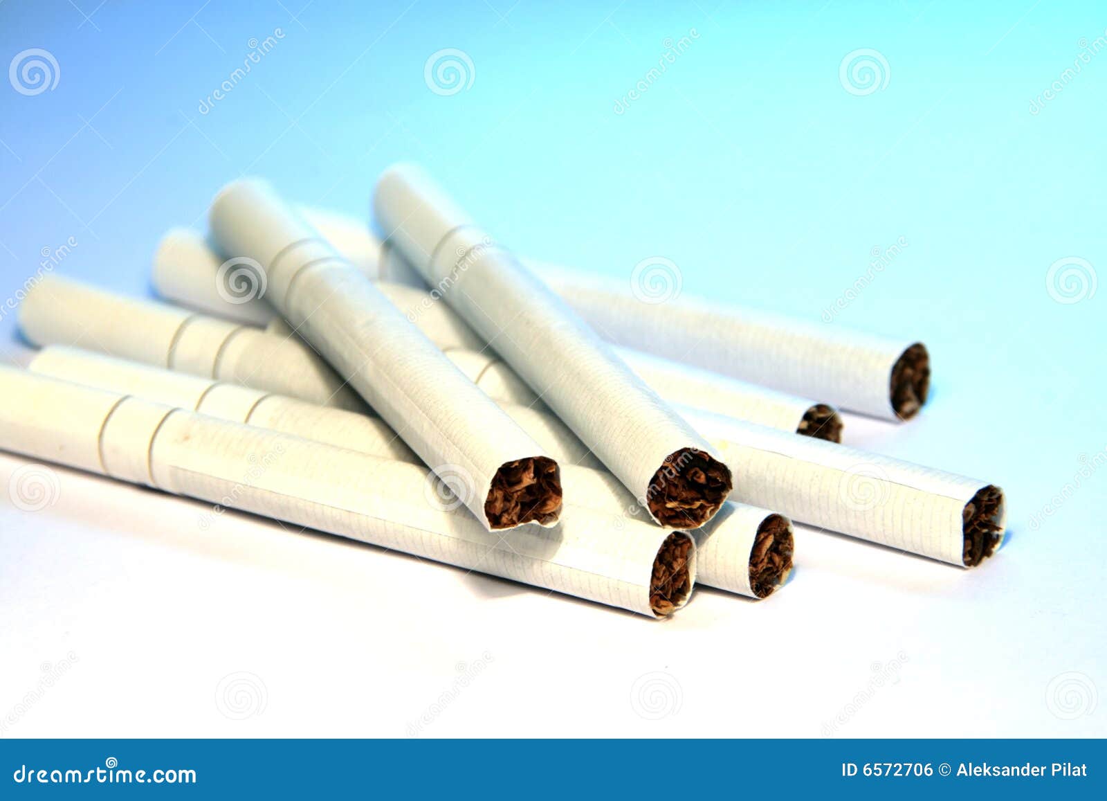 Witte sigaretten stock foto. Image of roker, blauw, sigaret - 6572706