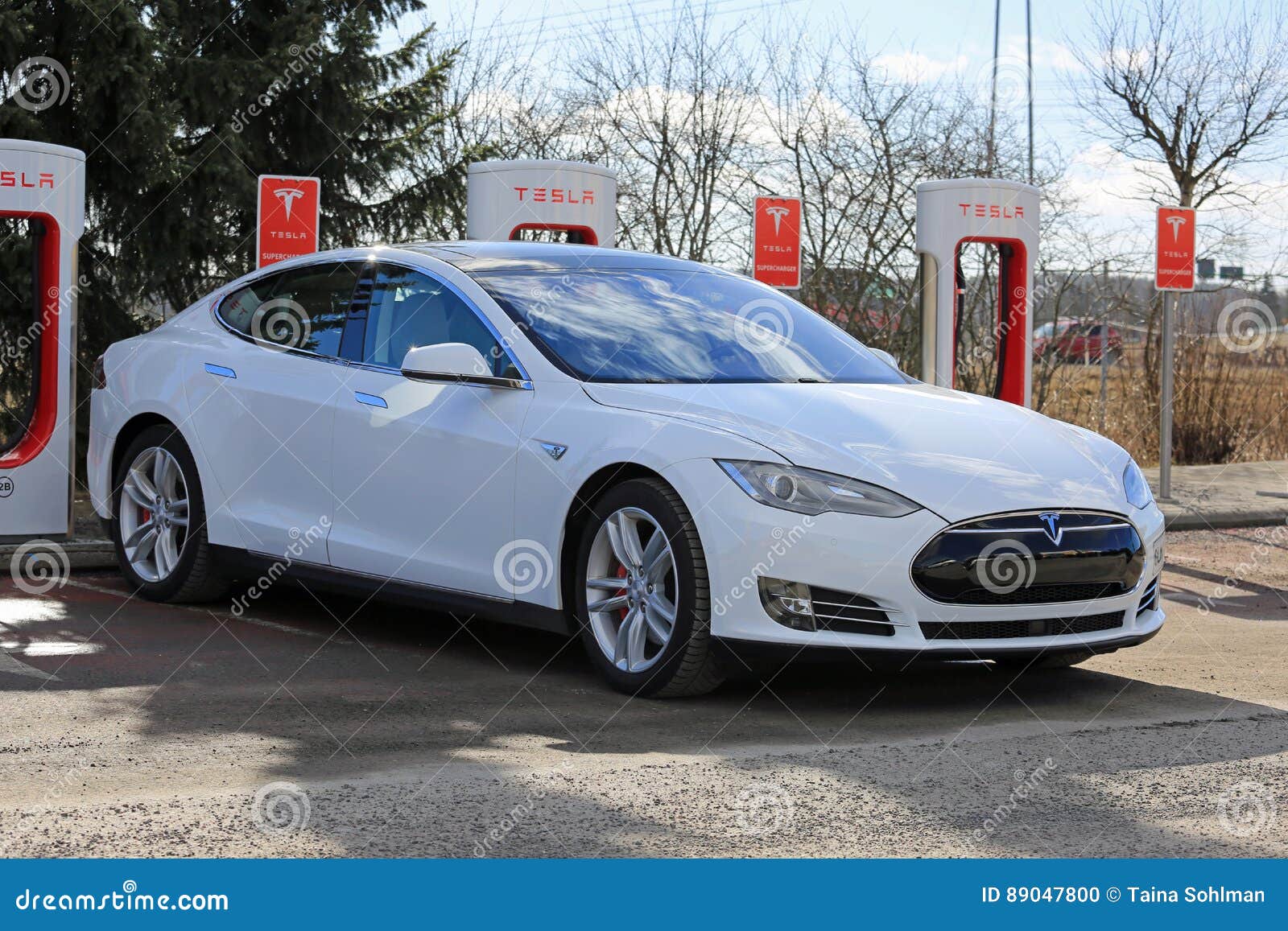 Witte Tesla Model Geladen S Electric Car Being Redactionele Afbeelding ...