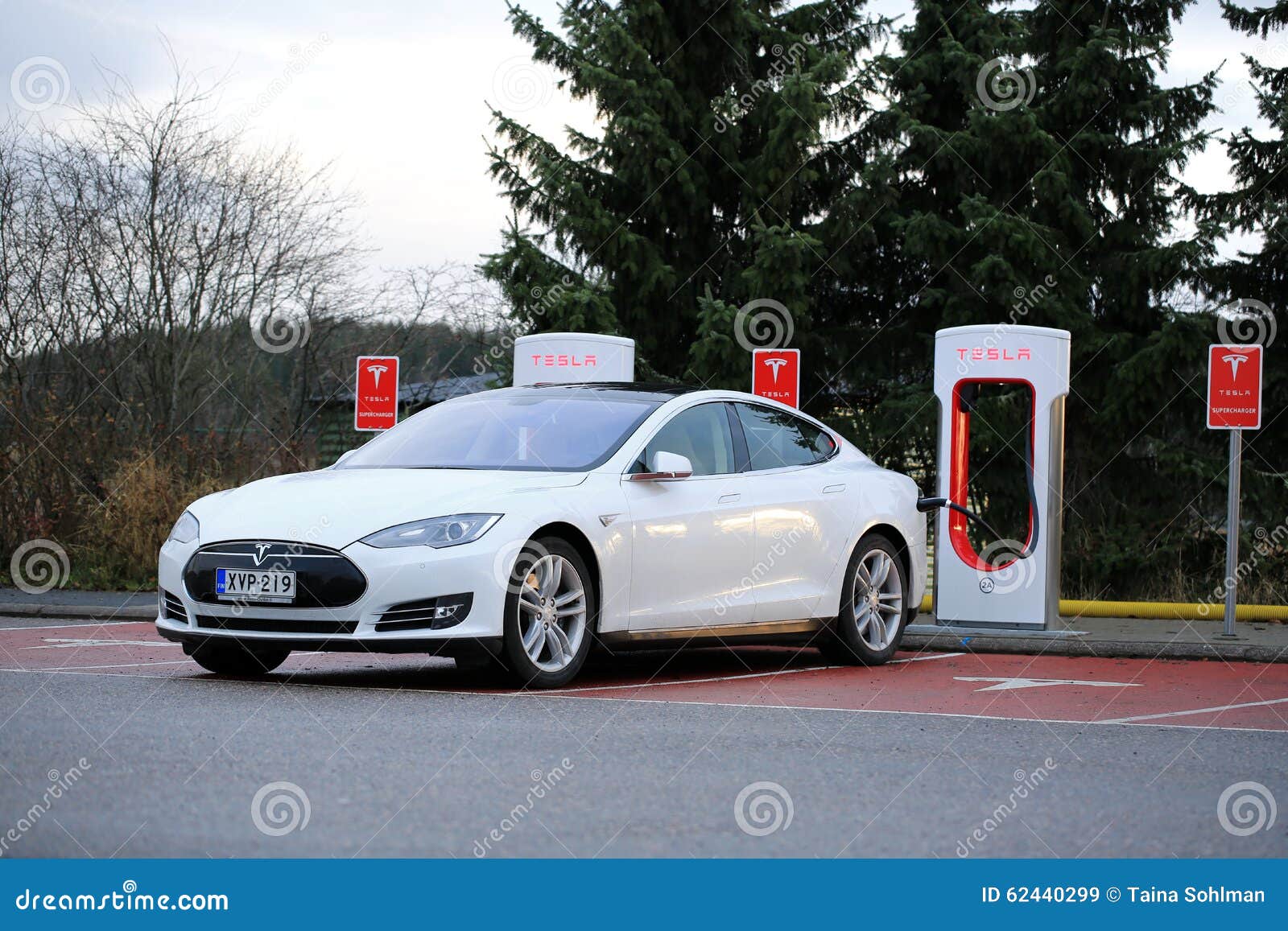 Witte Tesla Models Die Bij Compressorpost Worden Geladen Redactionele ...