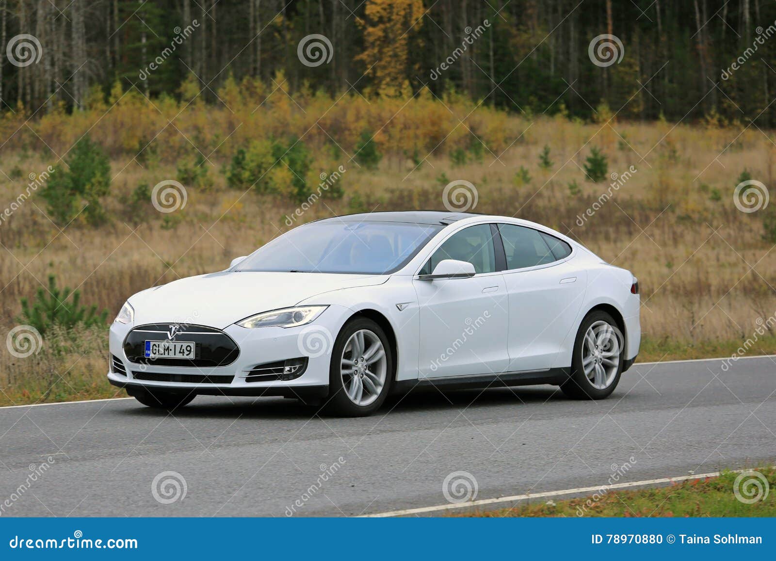 Witte Tesla Models Op De Weg in Oktober Redactionele Afbeelding - Image ...