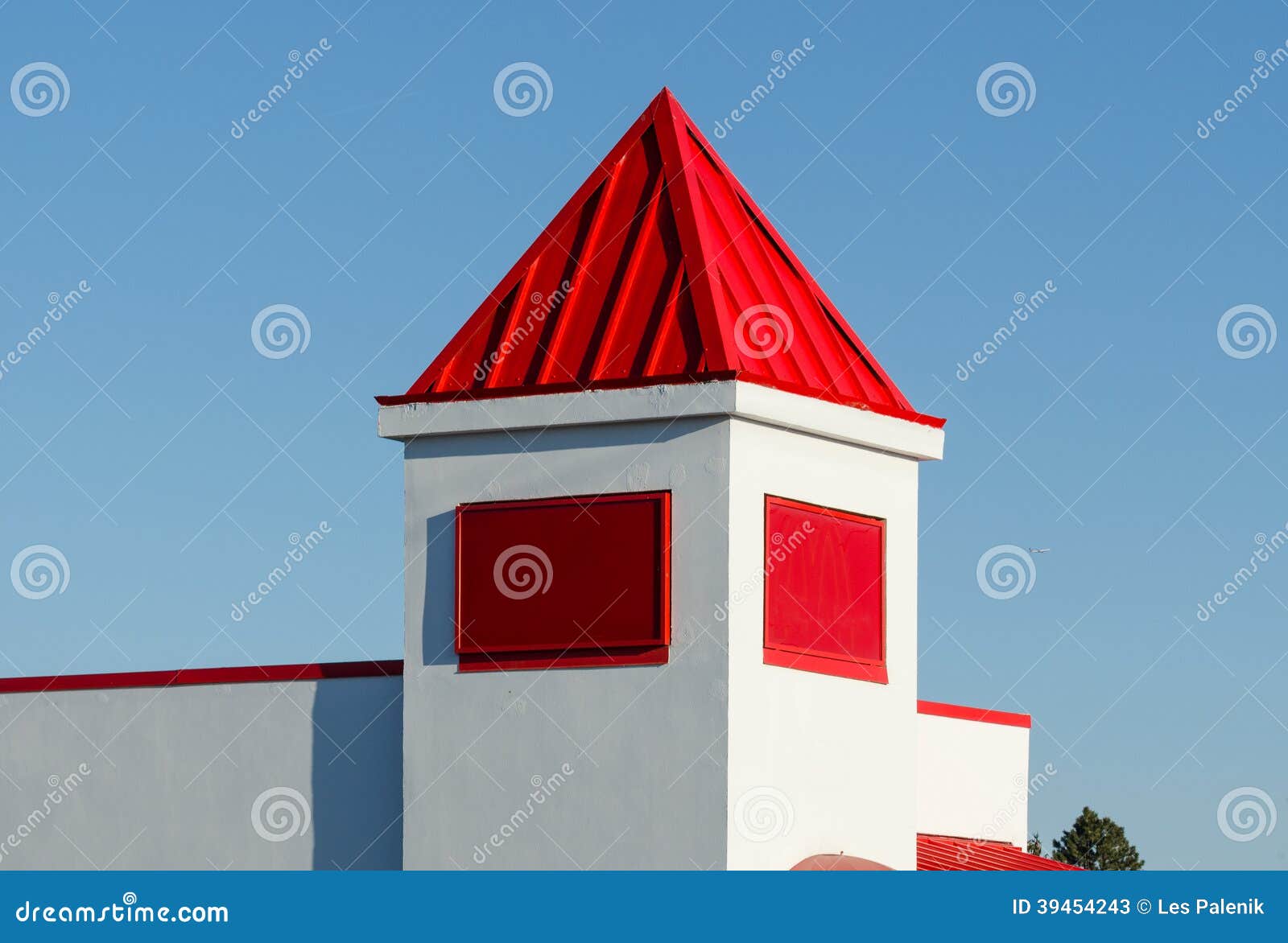 Witte toren met rood dak stock afbeelding. Image of rood - 39454243