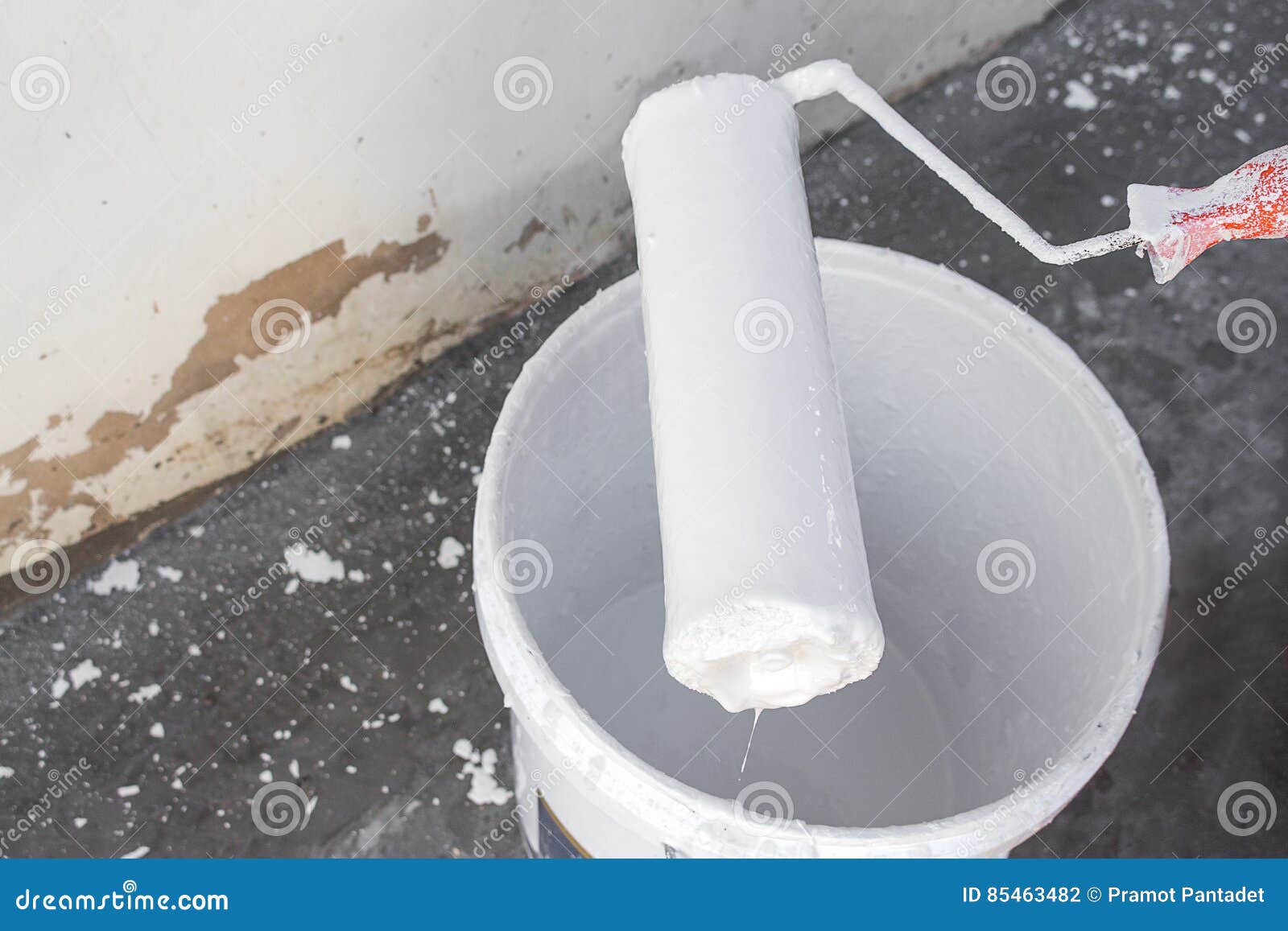 Witte Verf Die Met Verfrol Druipen Stock Foto - Image of handvat ...