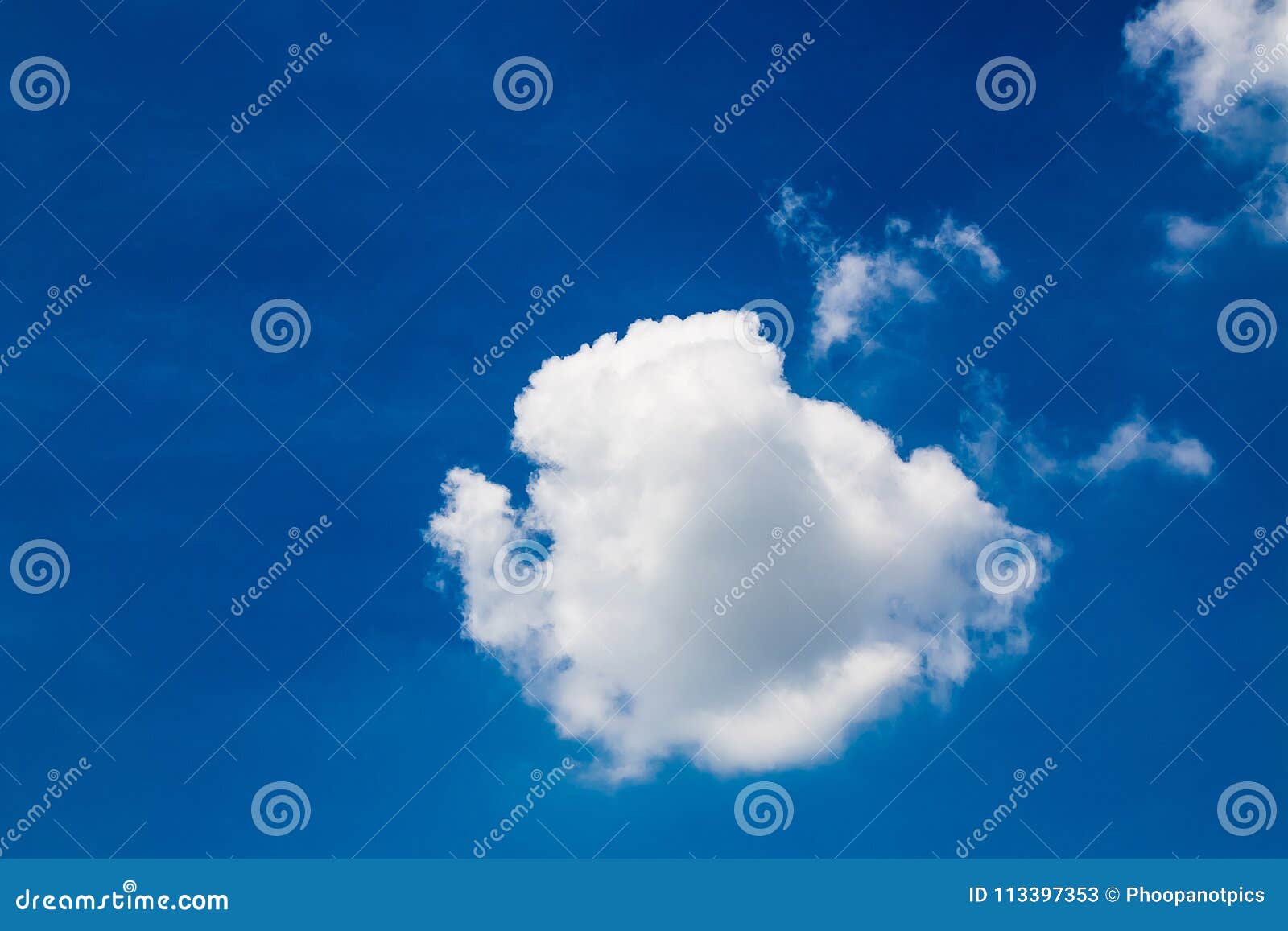 Witte wolk stock afbeelding. Image of hemel, landschap - 113397353