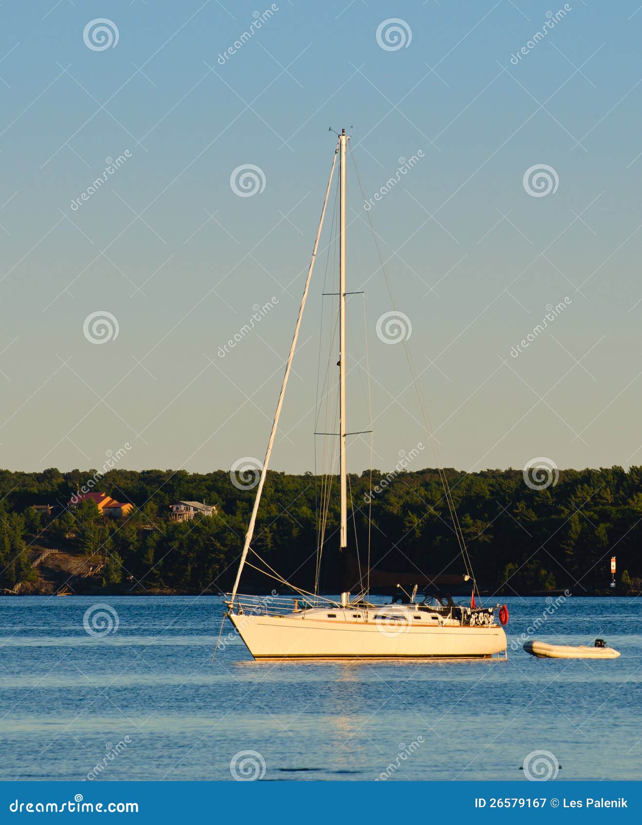 Witte zeilboot stock afbeelding. Image of water, avond - 26579167