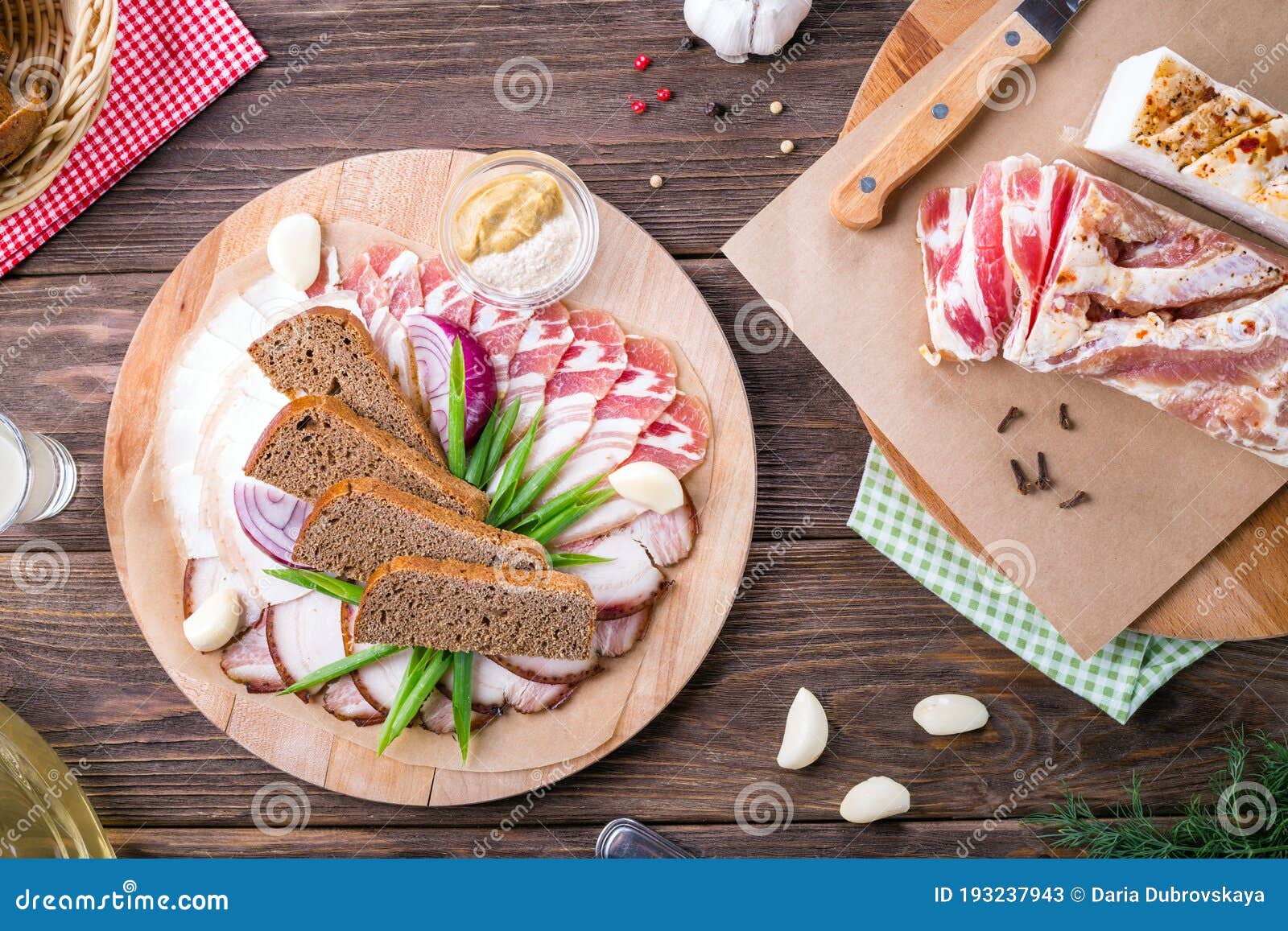 Wodka-Snack. Schweineschmalz Und Speck Auf Einer Holzplatte. Stockbild ...