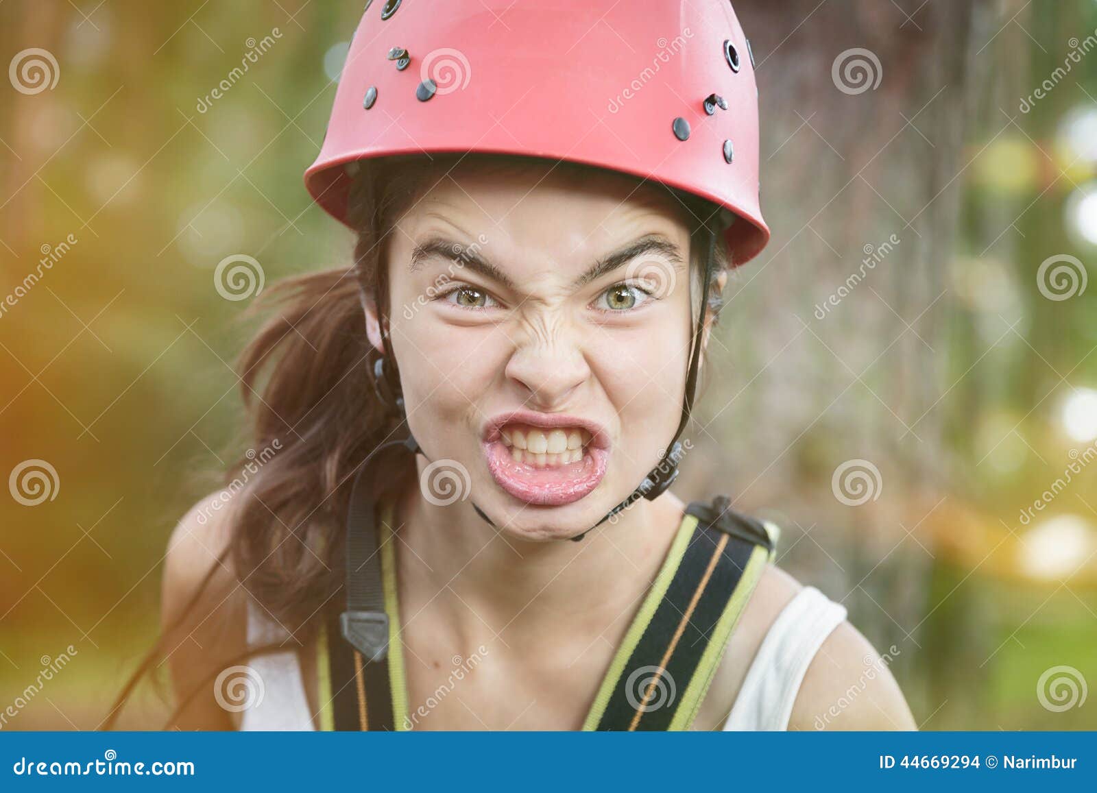 Woedend tienermeisje stock foto. Image of woedend, sterk - 44669294