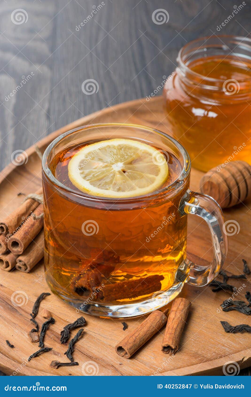 Wohlriechender Schwarzer Tee Mit Zitrone Und Zimt Stockbild - Bild von ...