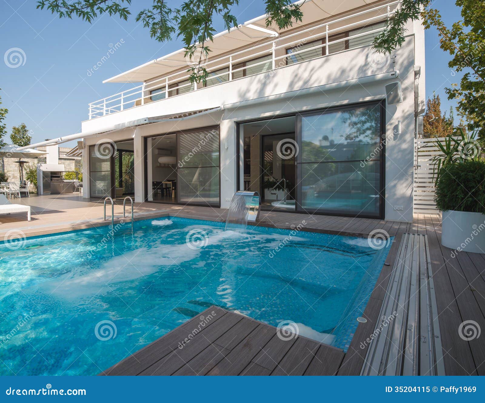 Wohnsitz mit Swimmingpool stockbild. Bild von minimalismus - 35204115