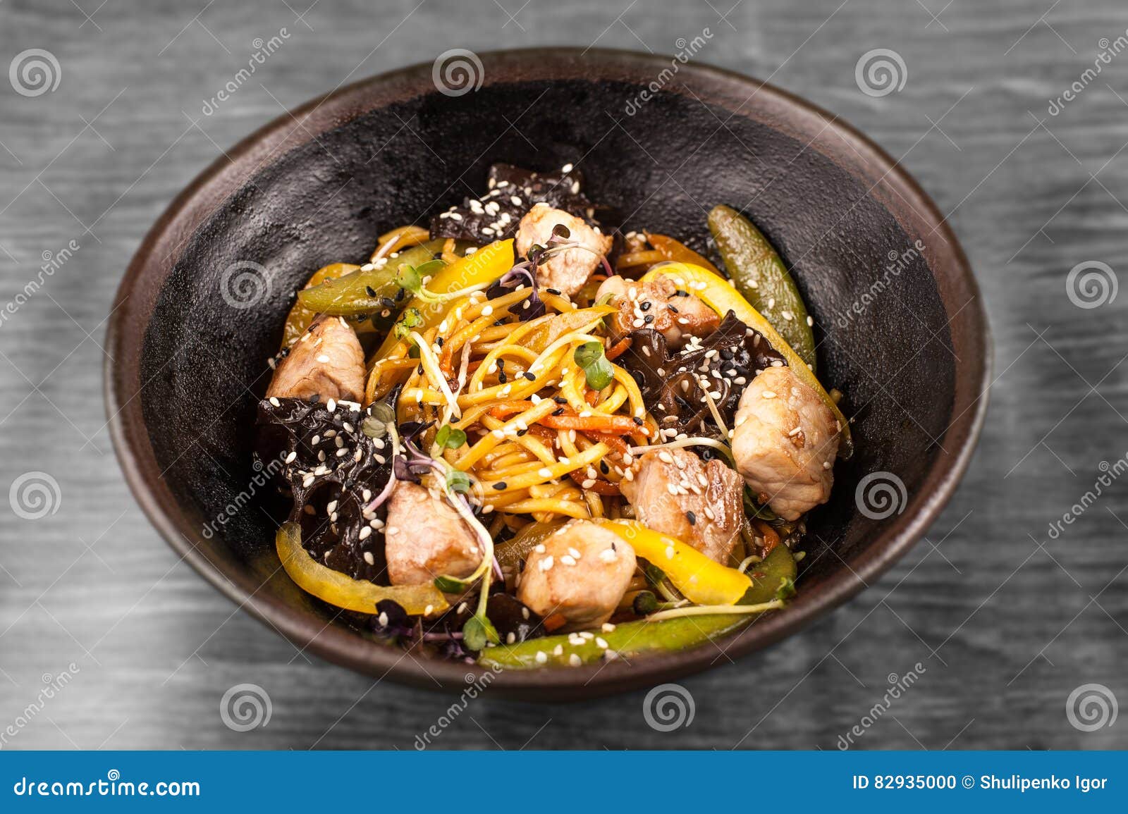 Wok photo stock. Image du chinois, fond, repas, cuvette - 82935000