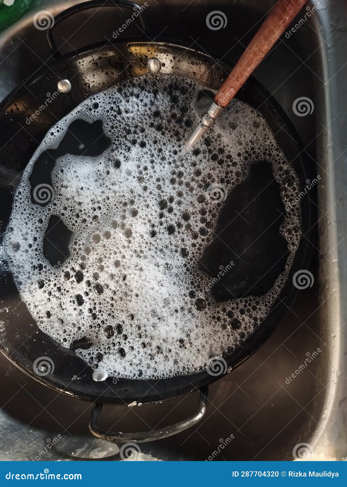 Wok Fulled of Bubble in Sink Stock Photo - Image of organ, food: 287704320