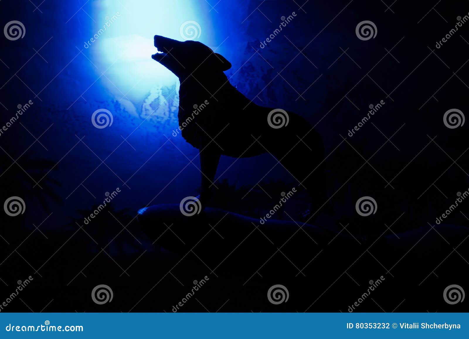 Wolf in Silhouette Howling To the Full Moon Stock Photo - Image of howl ...