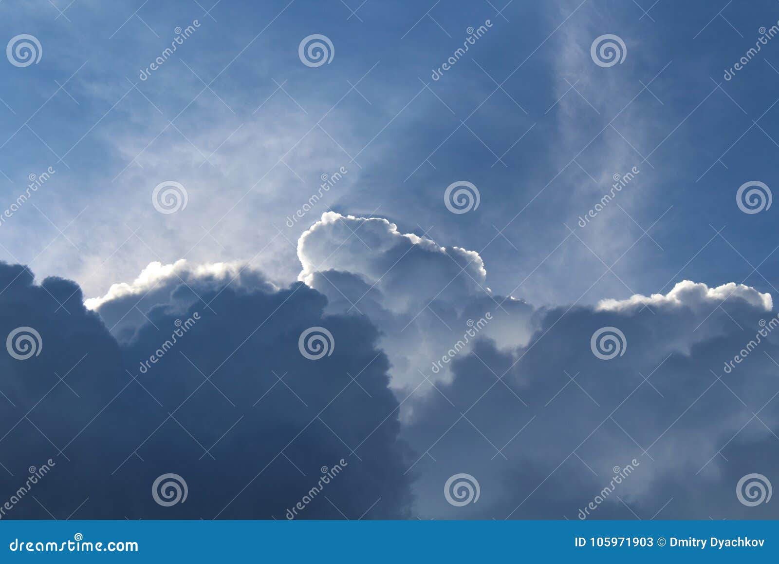 Wolk stock afbeelding. Image of dekking, reusachtig - 105971903