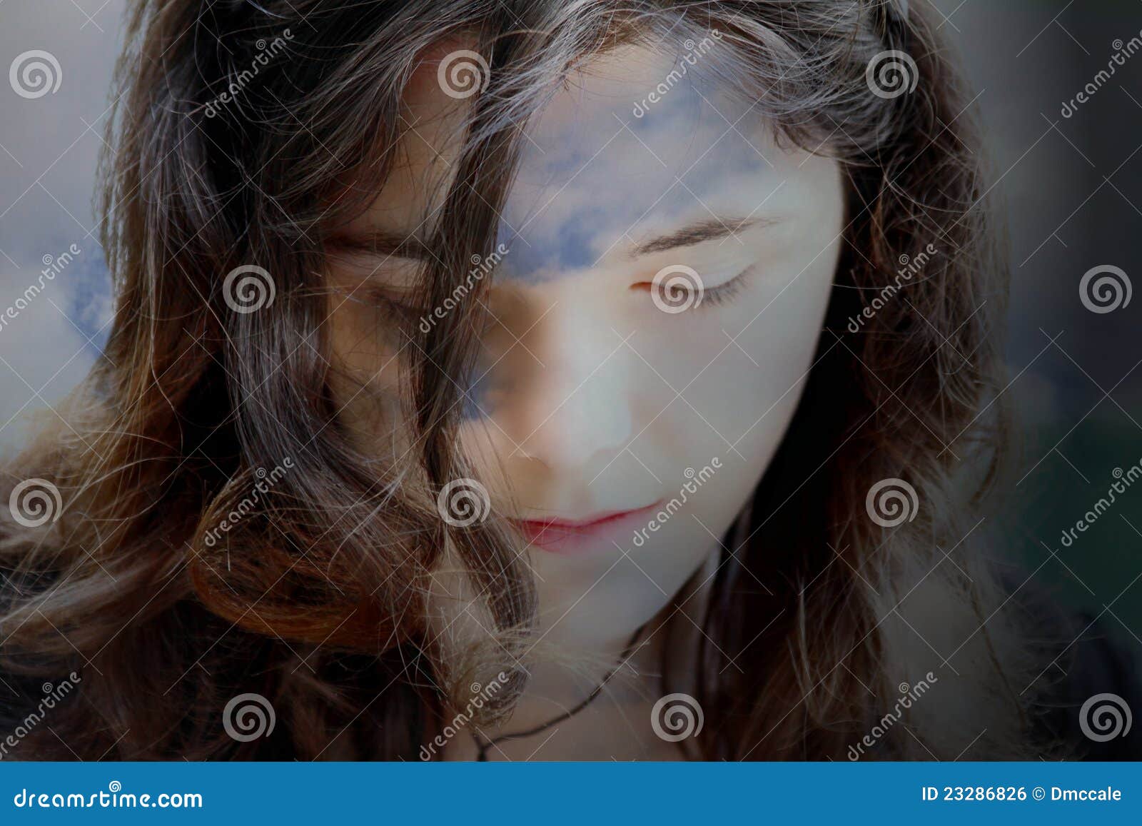 Wolken Mit Traurigem Gesicht Stockfoto - Bild von gesundheit, traum ...