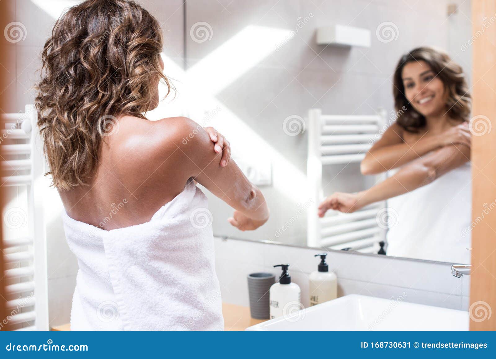 Woman Applying Body Lotion Stock Image Image Of Care 168730631