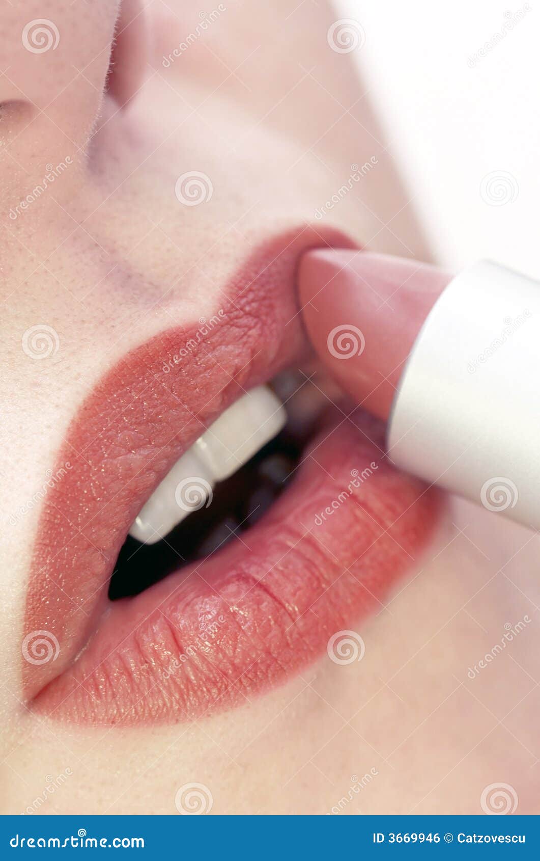 Woman applying lipstick stock photo. Image of glamor, accessory - 3669946
