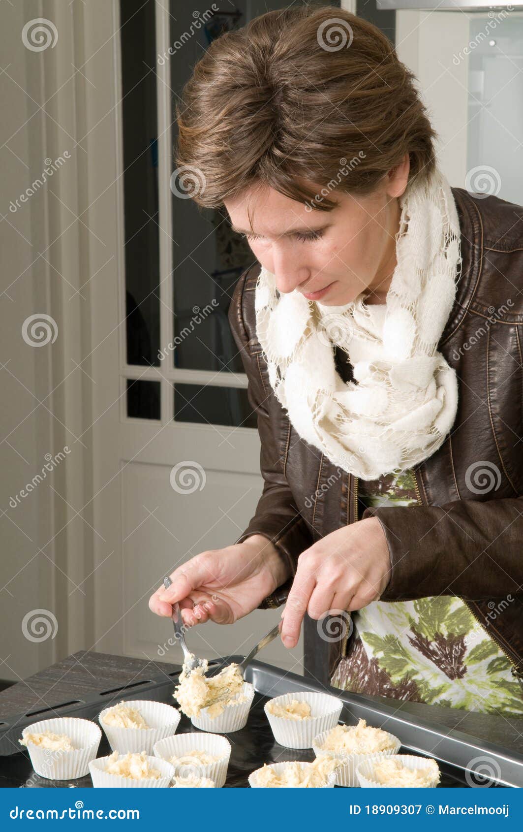 Woman Baking Cakes stock image. Image of meal, cakecup - 18909307