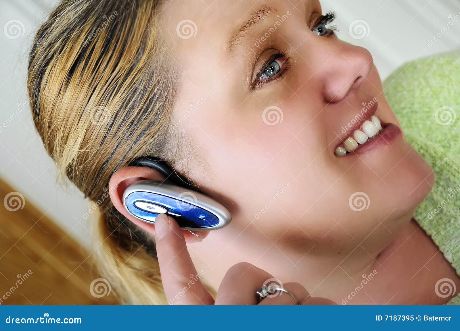 Woman on bluetooth stock image. Image of outdoors, helpful - 7187395