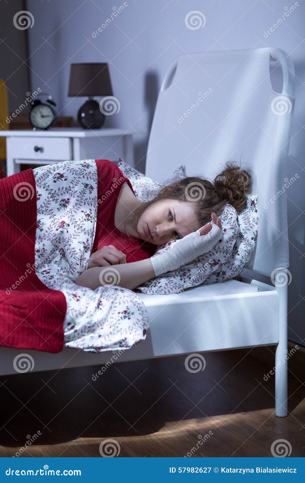 Woman with broken hand stock image. Image of bandage - 57982627