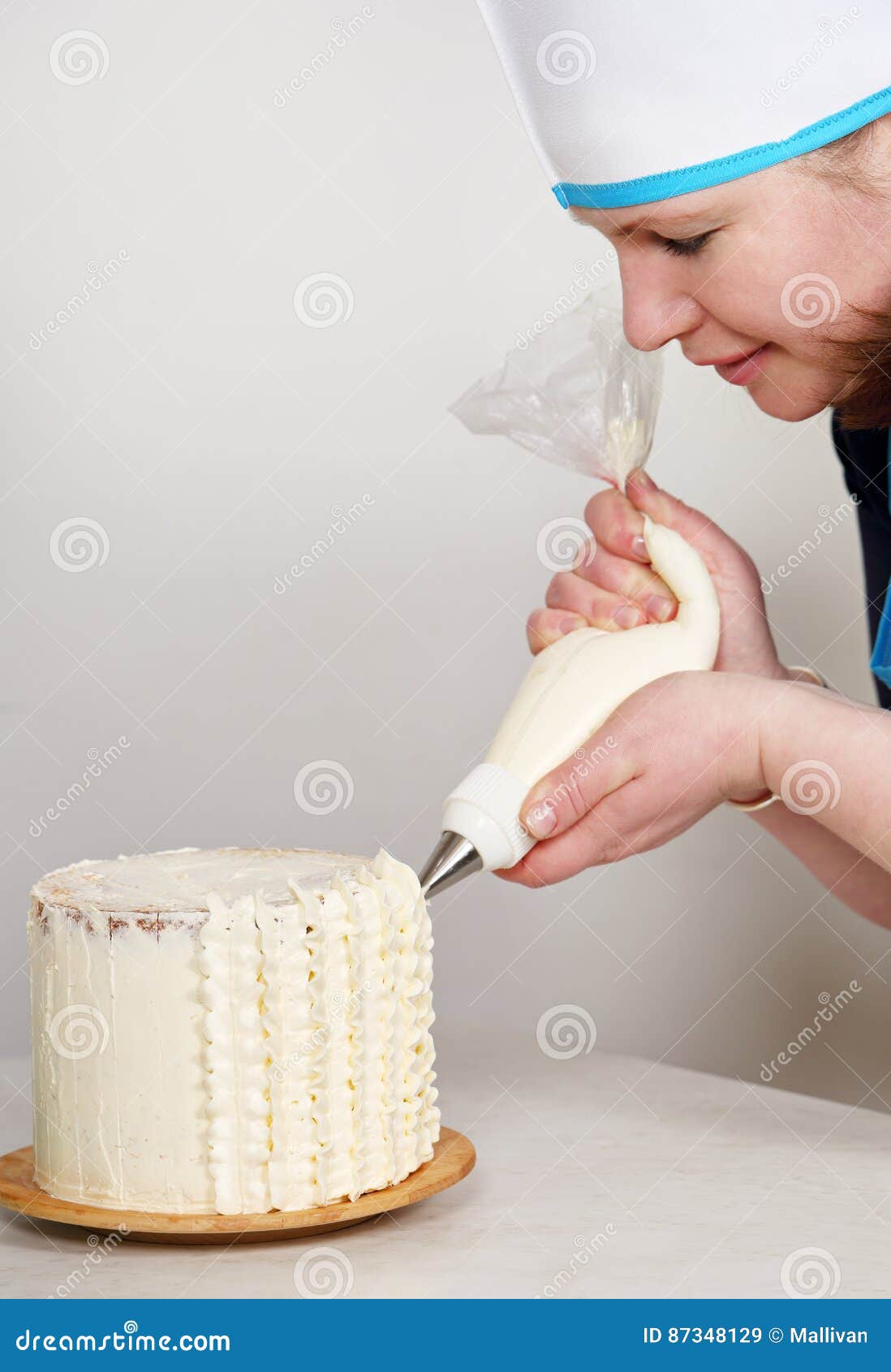 Woman decorate a cake stock image. Image of pastry, female - 87348129