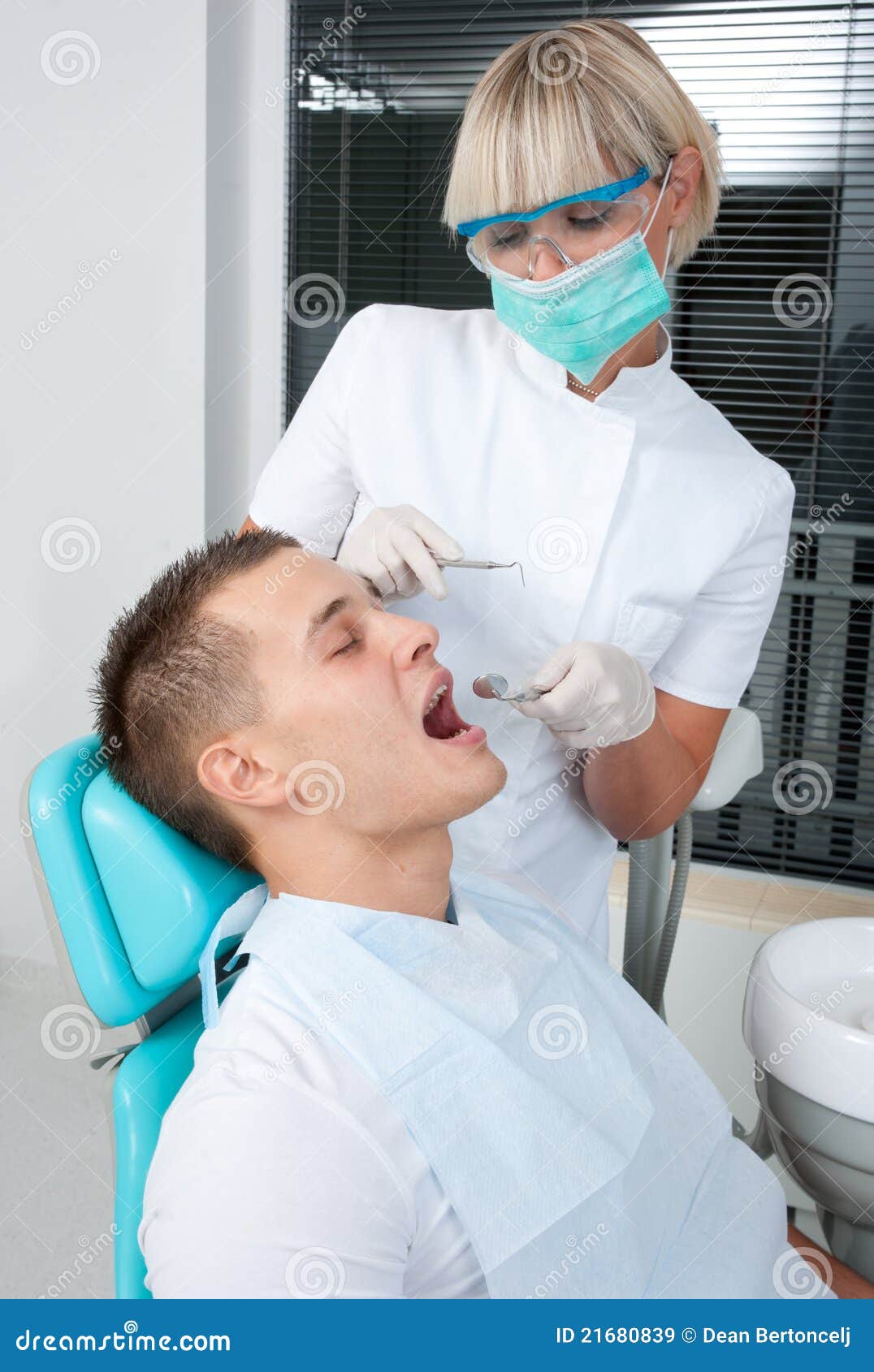 Woman dentist at work stock image. Image of dentist, instrument - 21680839