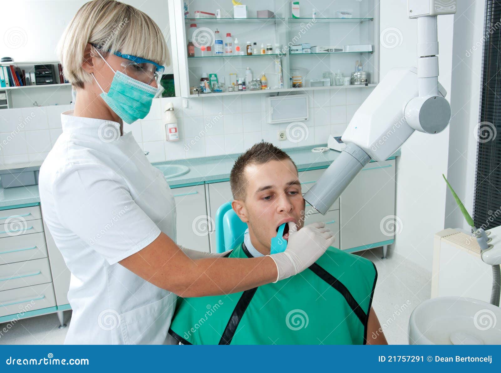 Woman dentist at work stock image. Image of patient, oral - 21757291