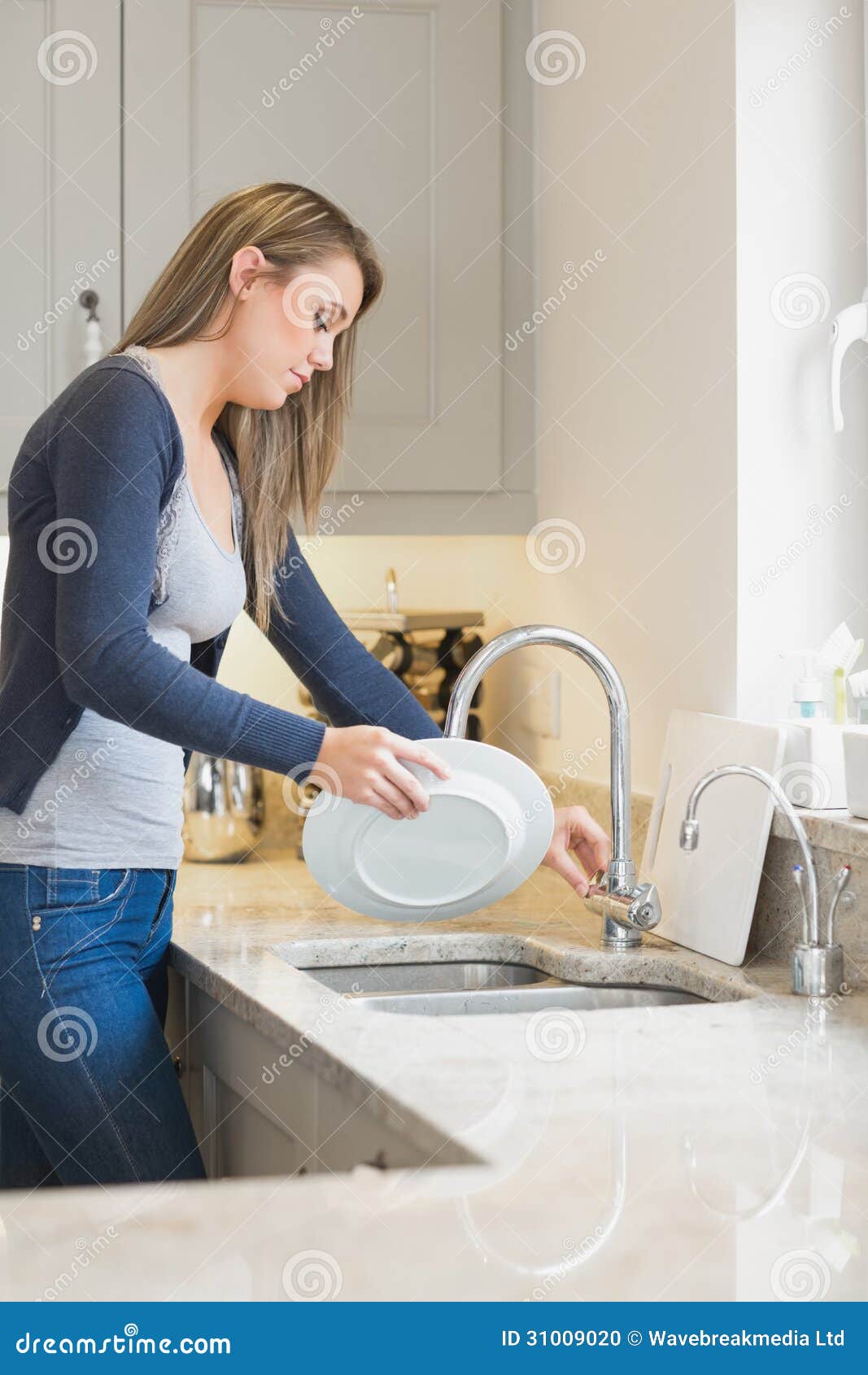 Woman doing the washing up stock photo. Image of kitchen - 31009020