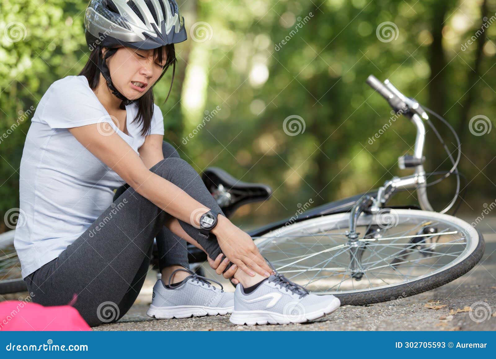 Woman fell off bike stock image. Image of sportswear - 302705593