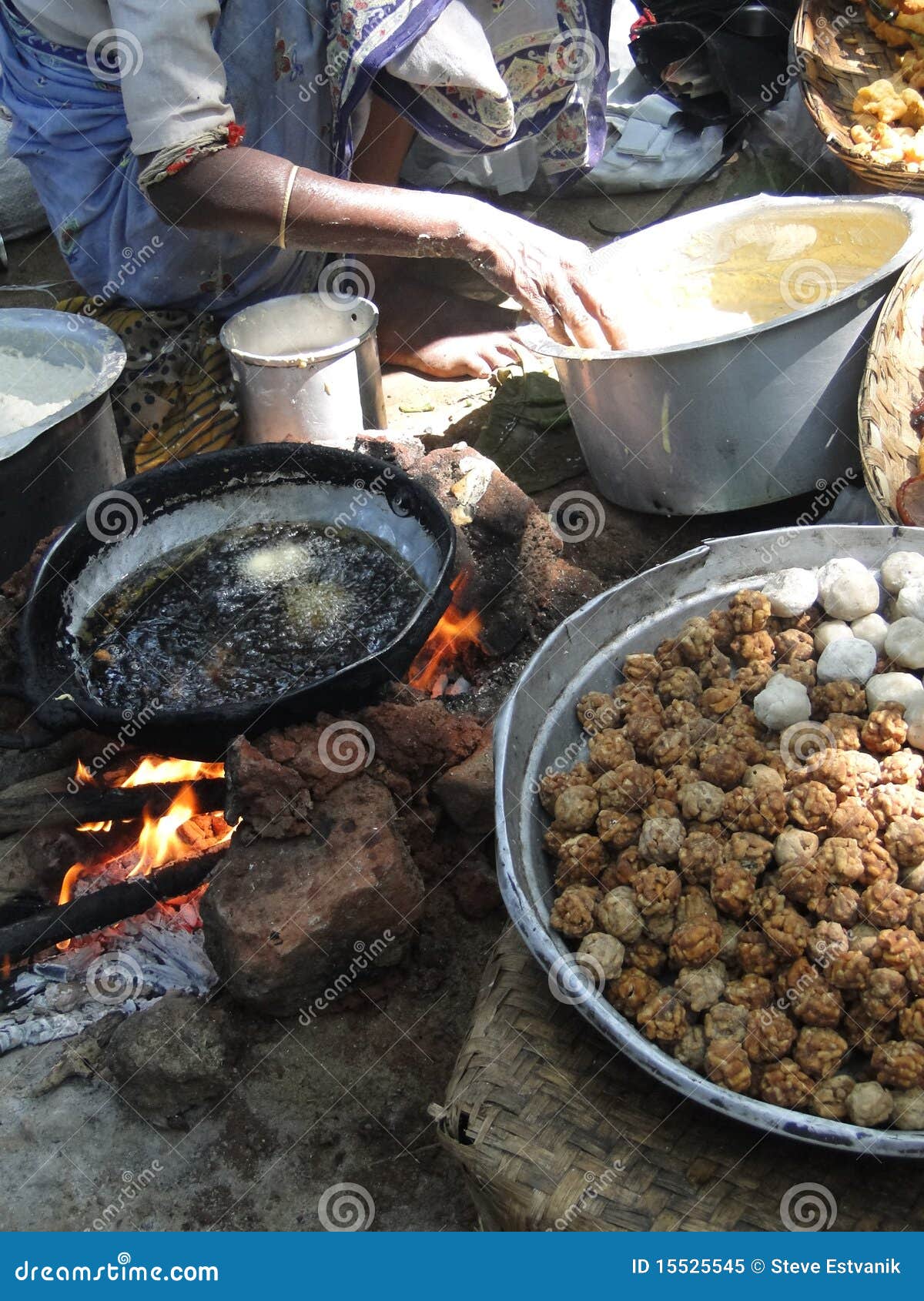 Woman frying snacks stock image. Image of fried, india - 15525545