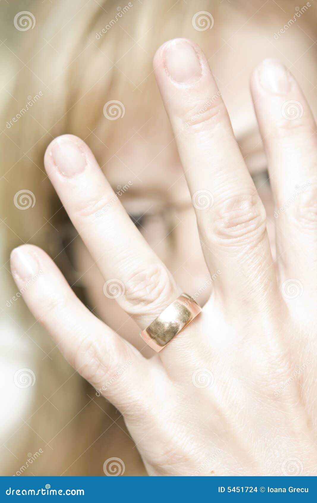 Woman with Gold Wedding Ring Stock Photo - Image of show, blond: 5451724