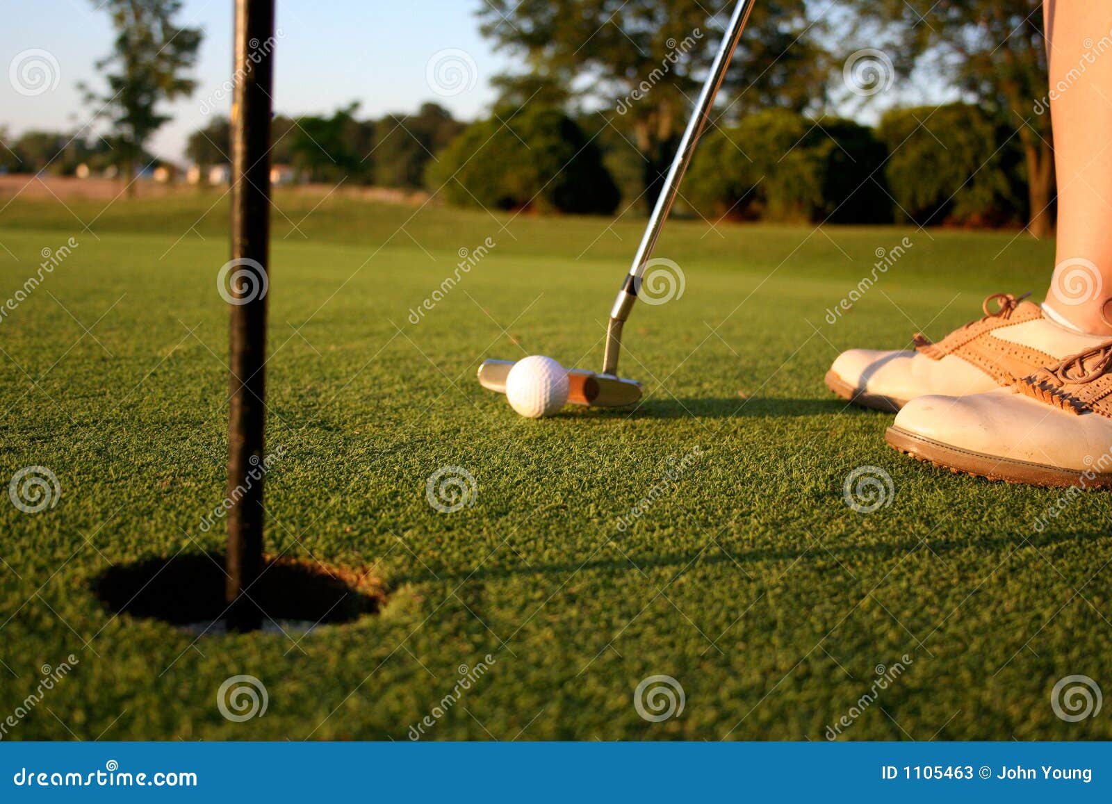Woman on golf course stock image. Image of amateur, sport - 1105463