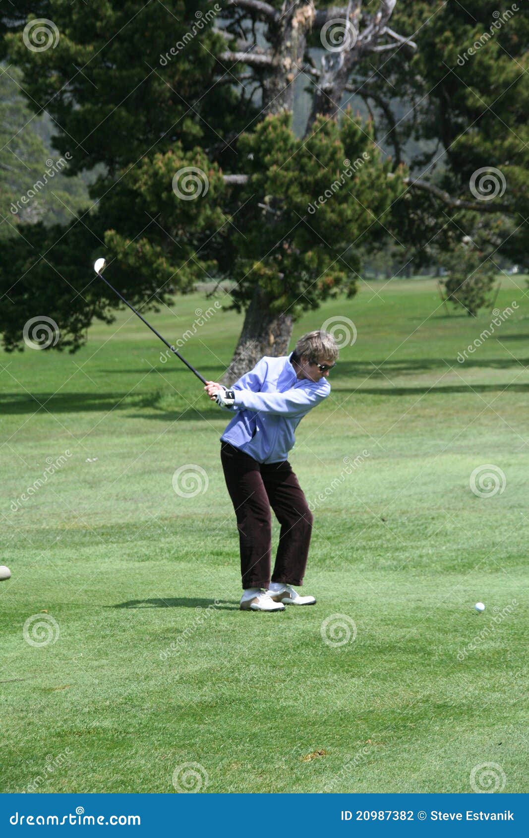 Woman golfer teeing off editorial photography. Image of senior - 20987382