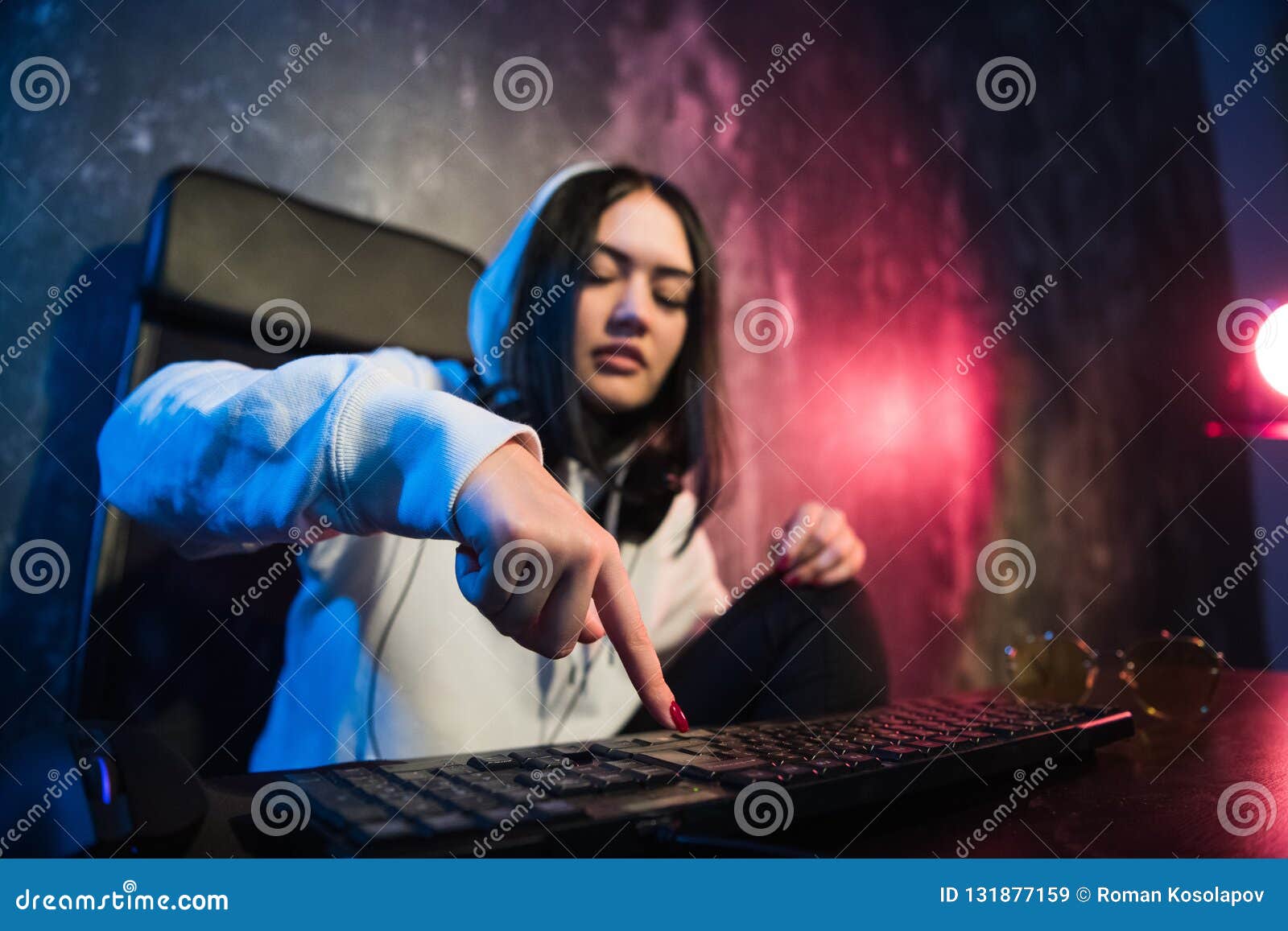 Woman Hacker is Ready To Run Malware Program Virus on the Internet ...