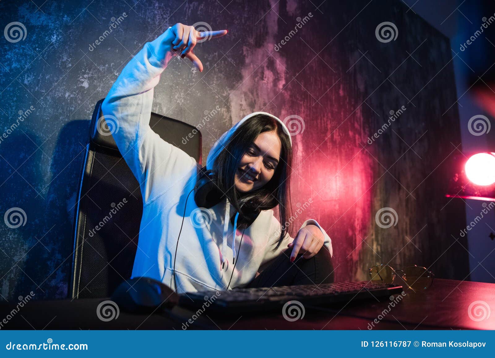 Woman Hacker is Ready To Run Malware Program Virus on the Internet ...