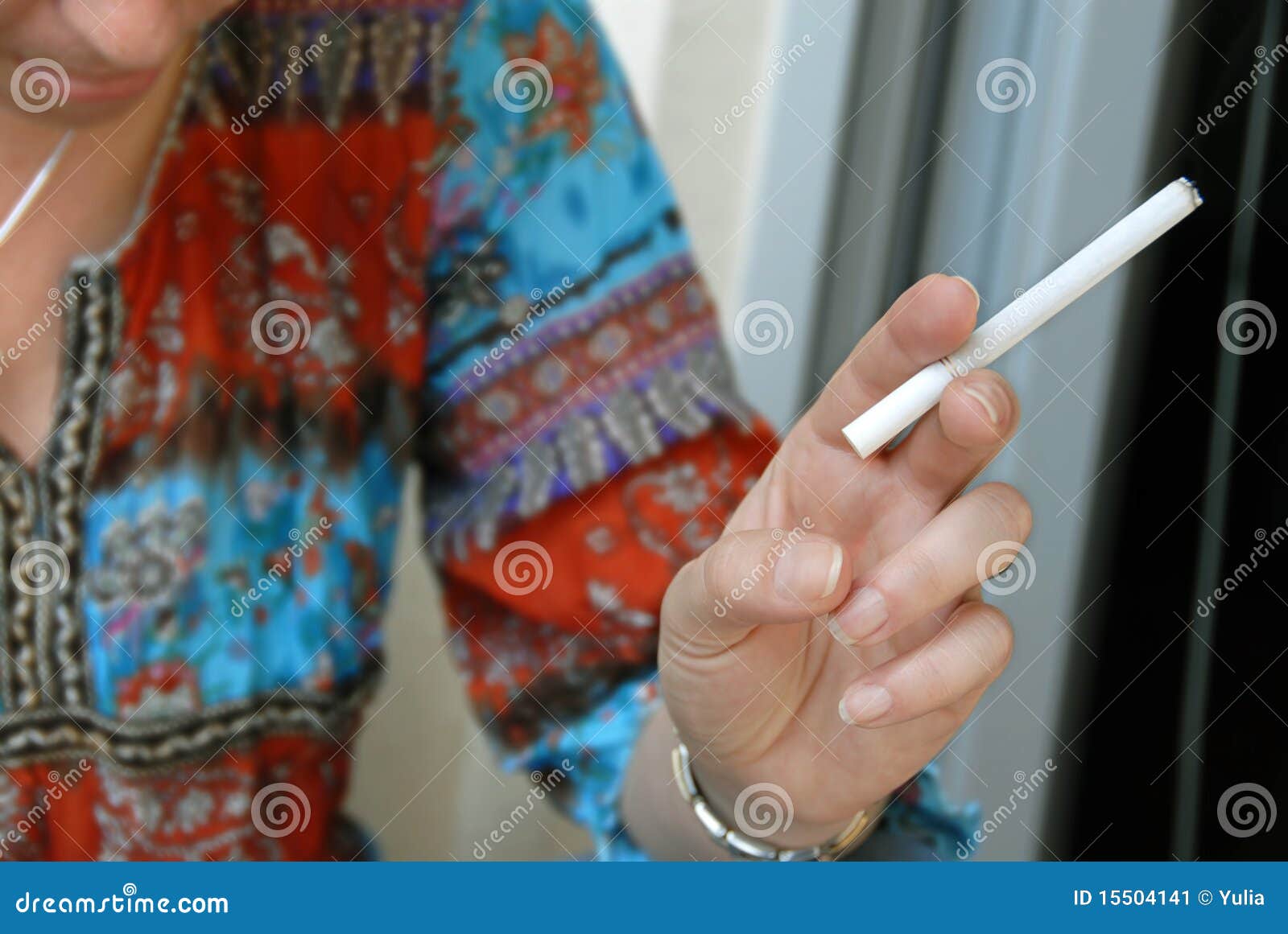 Woman hand with cigarette stock image. Image of fingernail - 15504141