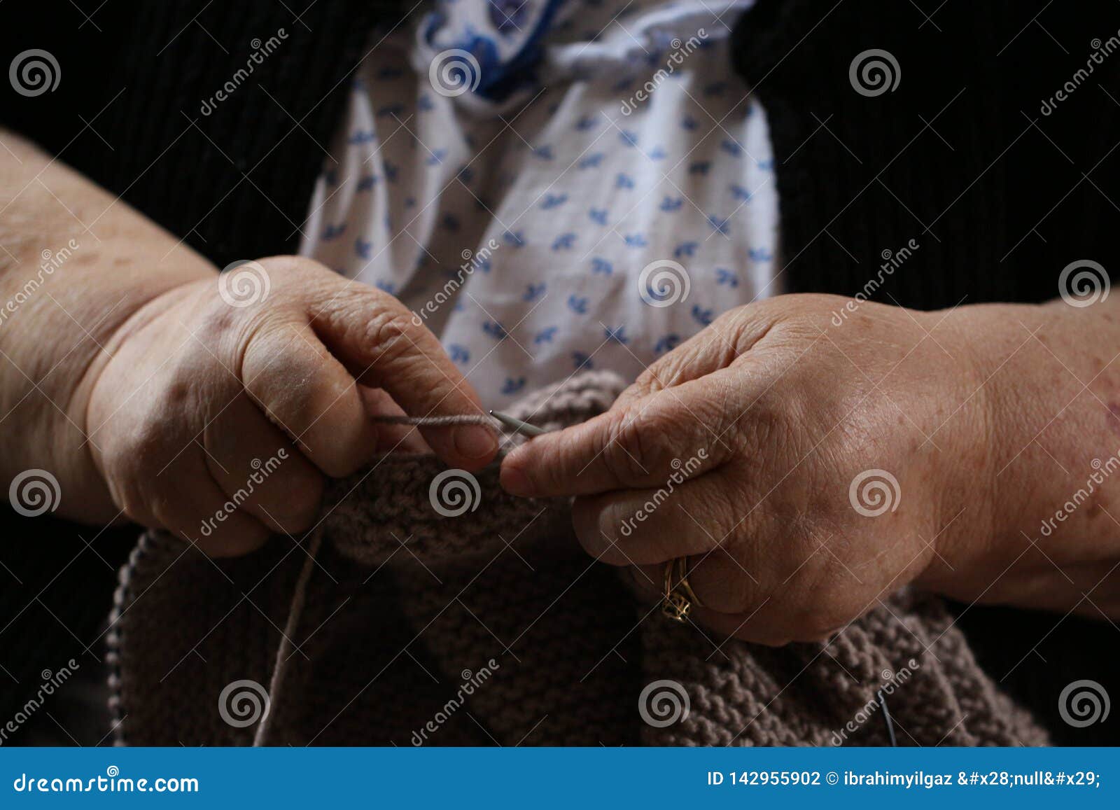 Woman hands knitting stock photo. Image of woman, knitting - 142955902