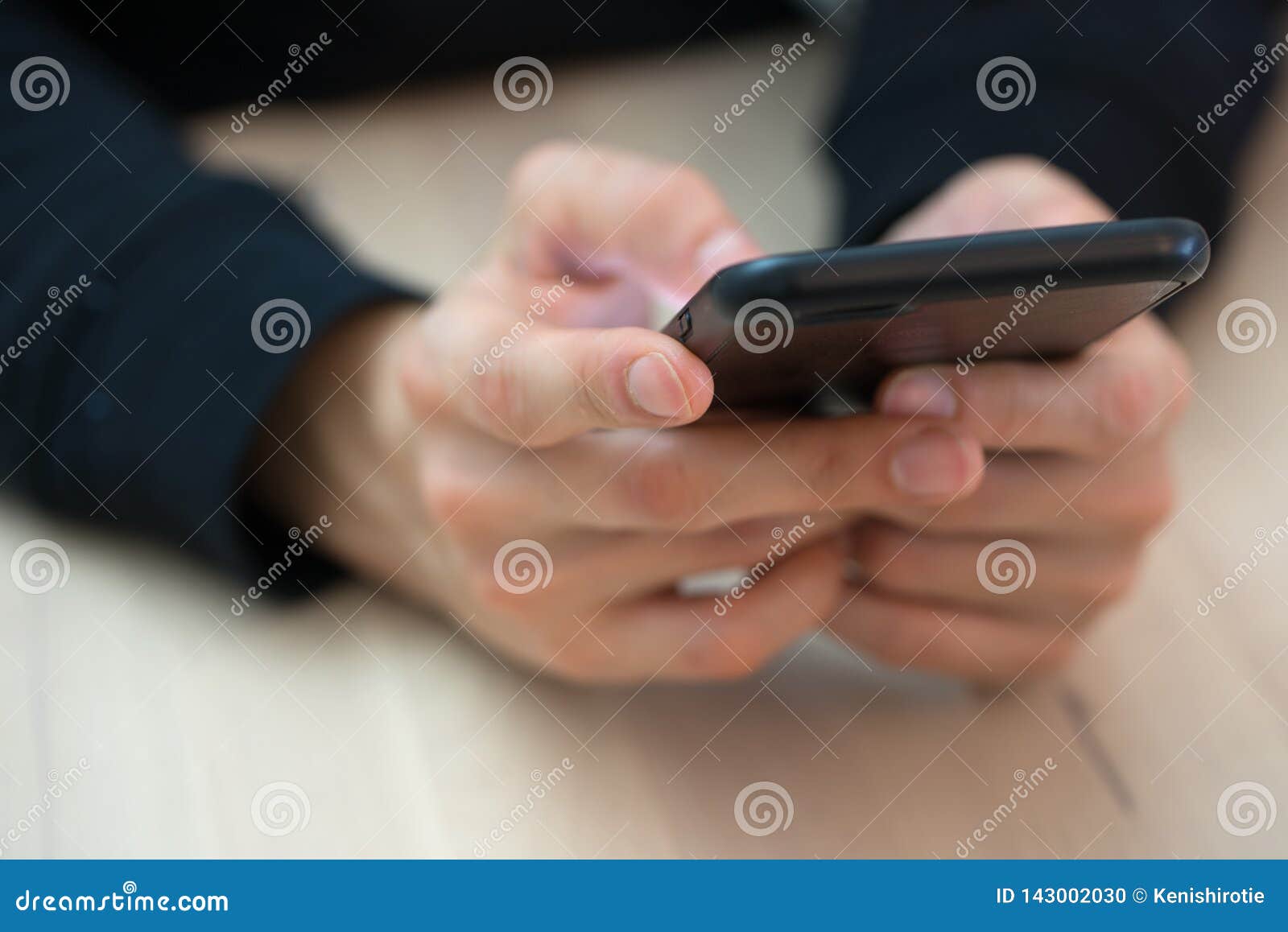 Woman Hands Sending Message Using Smart Phone Stock Photo - Image of ...