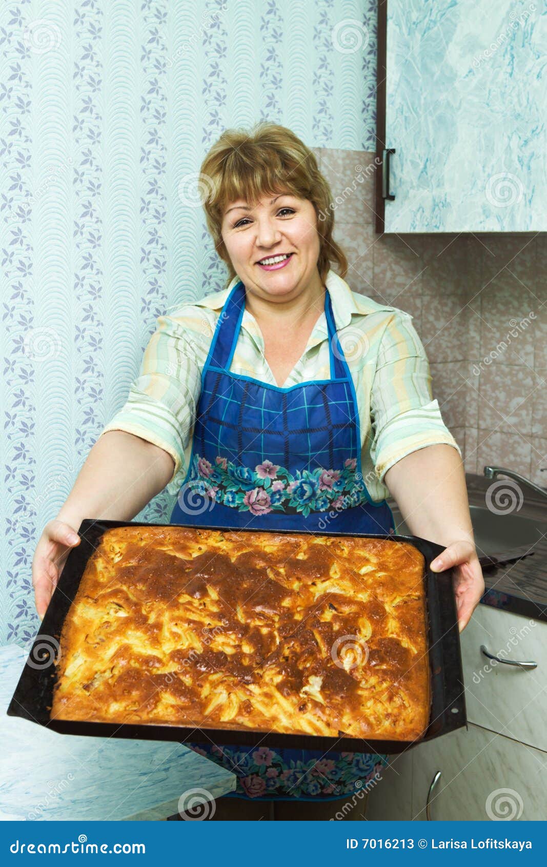 Woman holding hot pie stock image. Image of hand, mature - 7016213