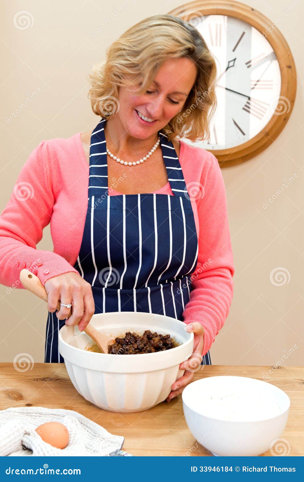 Woman at Home Making a Cake. Stock Photo - Image of home, apron: 33946184