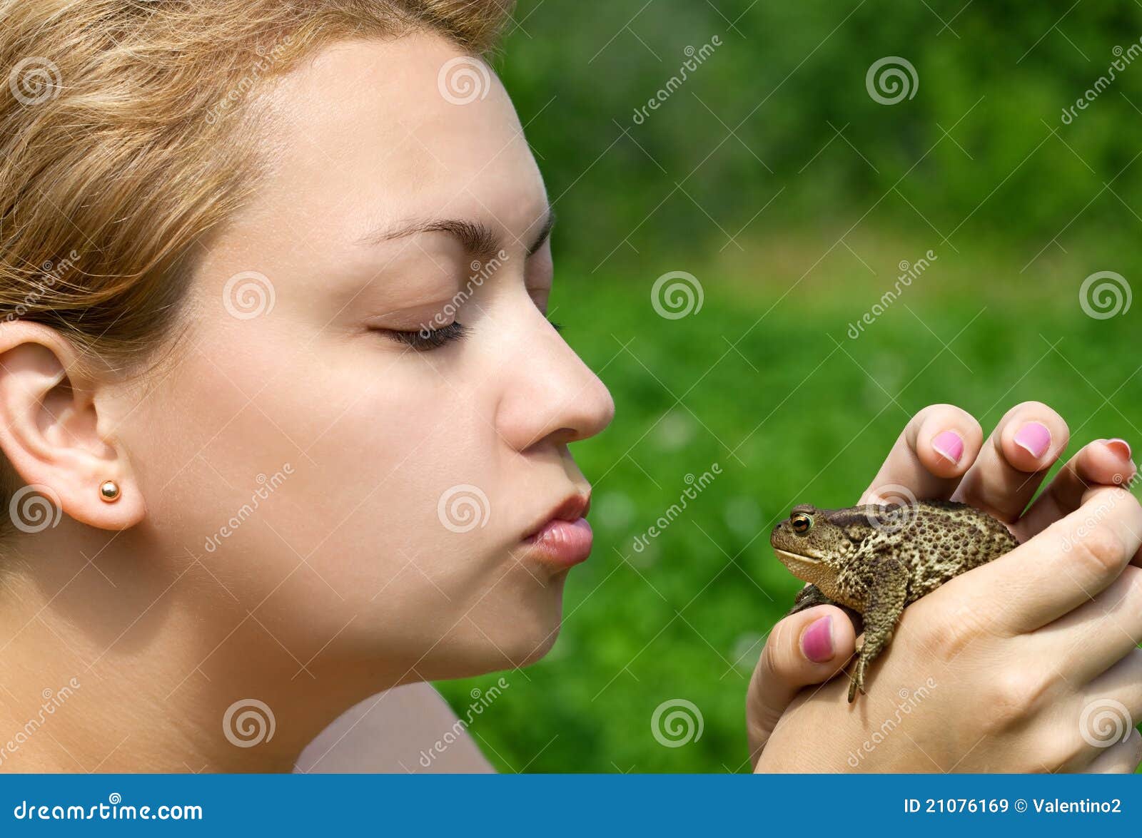 Woman kissing a toad stock image. Image of kiss, hope - 21076169