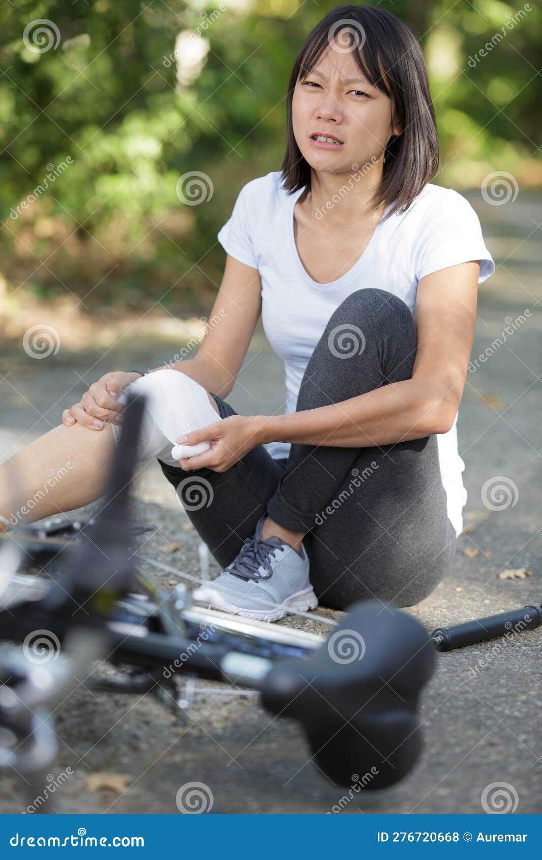 Woman knee pain in park stock photo. Image of sprained - 276720668