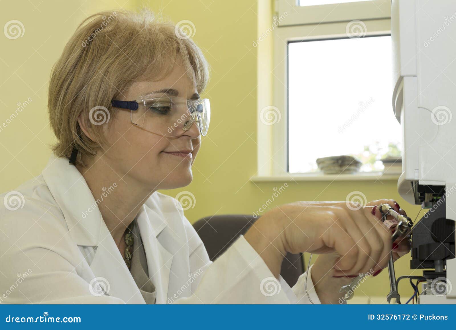 Woman in Laboratory Prepare Hplc Column Stock Photo - Image of column ...