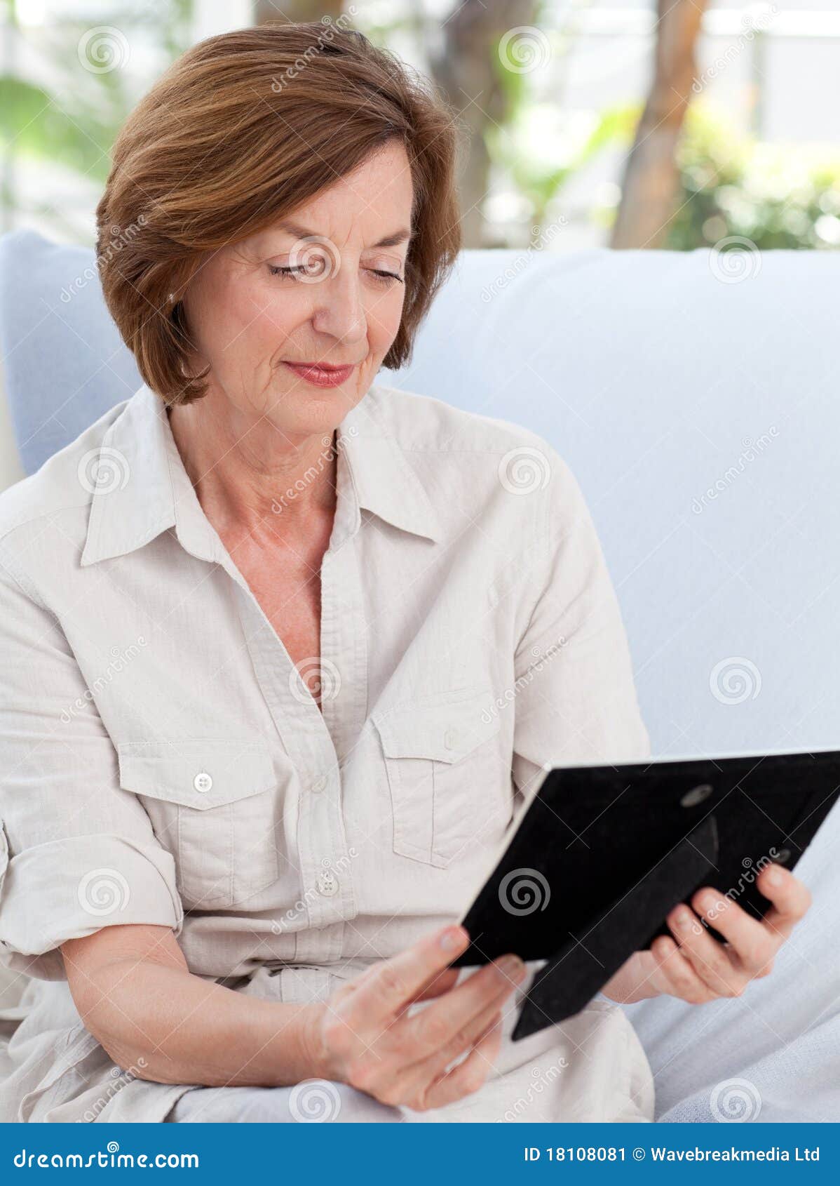 Woman looking at her photo stock image. Image of relaxation - 18108081