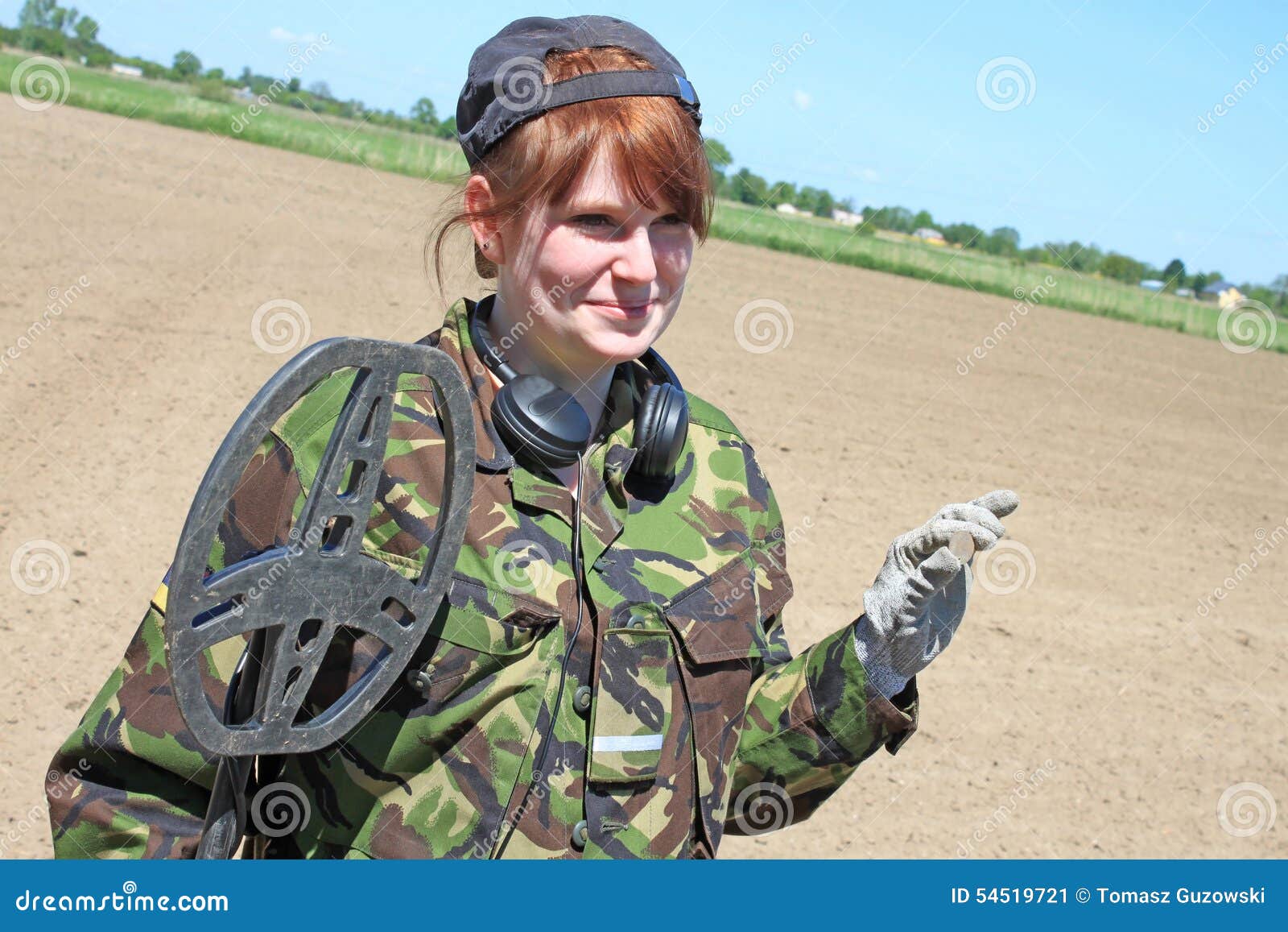 Woman with metal detector stock image. Image of archaeology - 54519721