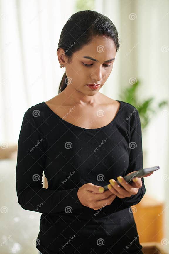 Woman Ordering Mover Via App Stock Image - Image of shipping, read: 268536135